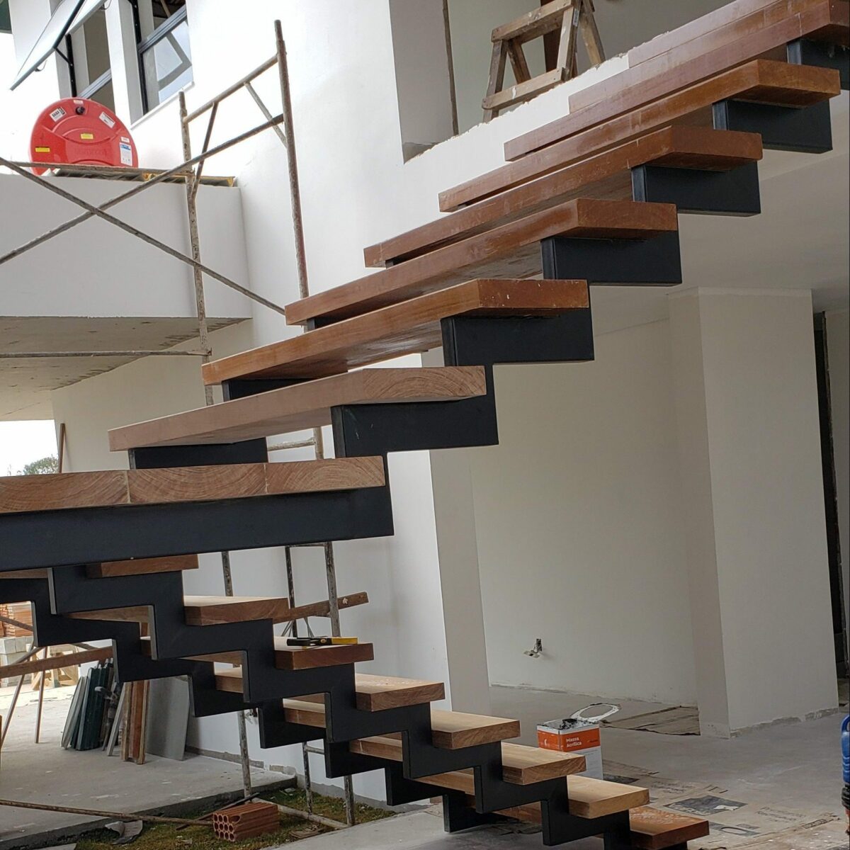 Degraus de madeira para escada: características, tipos e espessura