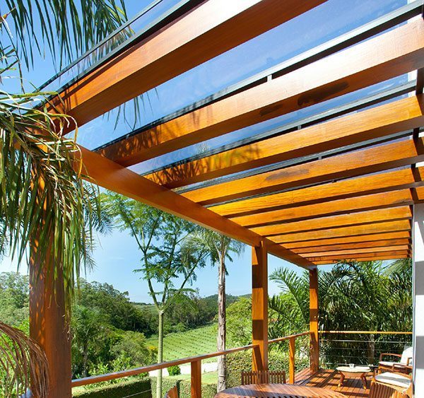 Pergolado de madeira com vidro: vantagens e onde adquirir