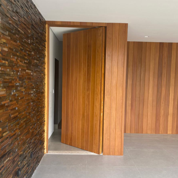 Porta com Painel em Cumaru: desenvolvido e instalado pela Allmad