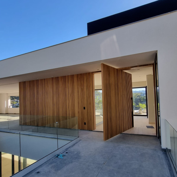 Porta Pivotante com Painel em Tauari Ripado: produzido pela Allmad